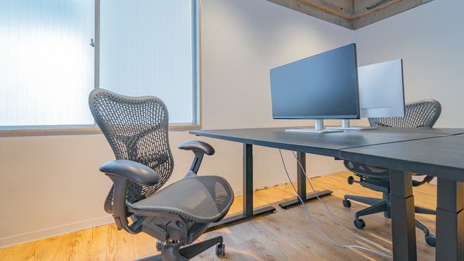 全席高級モニター・高級オフィスチェア完備。14名ワーク可能な天井高3m以上のデザイナーズオフィス。の写真5