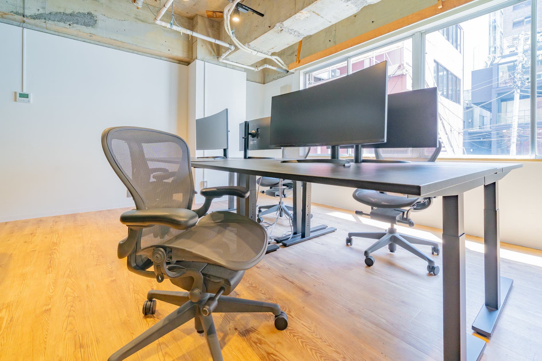 全席高級モニター・高級オフィスチェア完備。14名ワーク可能な天井高3m以上のデザイナーズオフィス。の写真6