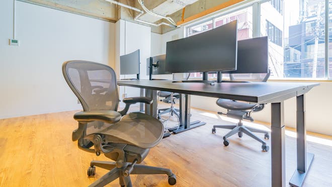全席高級モニター・高級オフィスチェア完備。14名ワーク可能な天井高3m以上のデザイナーズオフィス。の写真6