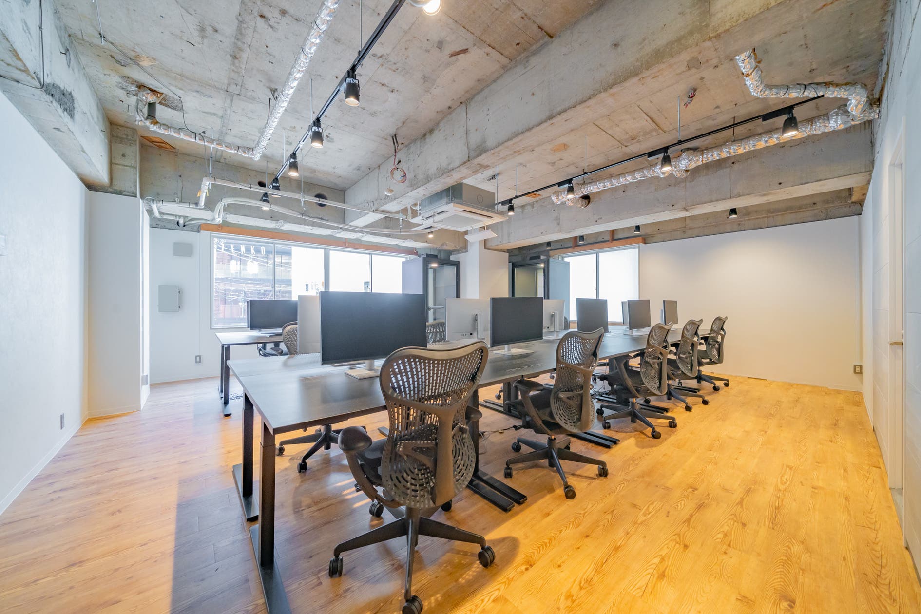 全席高級モニター・高級オフィスチェア完備。14名ワーク可能な天井高3m以上のデザイナーズオフィス。の写真3