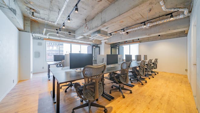 全席高級モニター・高級オフィスチェア完備。14名ワーク可能な天井高3m以上のデザイナーズオフィス。の写真3