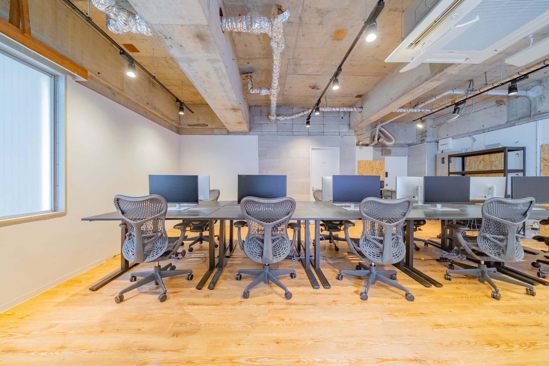 全席高級モニター・高級オフィスチェア完備。14名ワーク可能な天井高3m以上のデザイナーズオフィス。の写真1