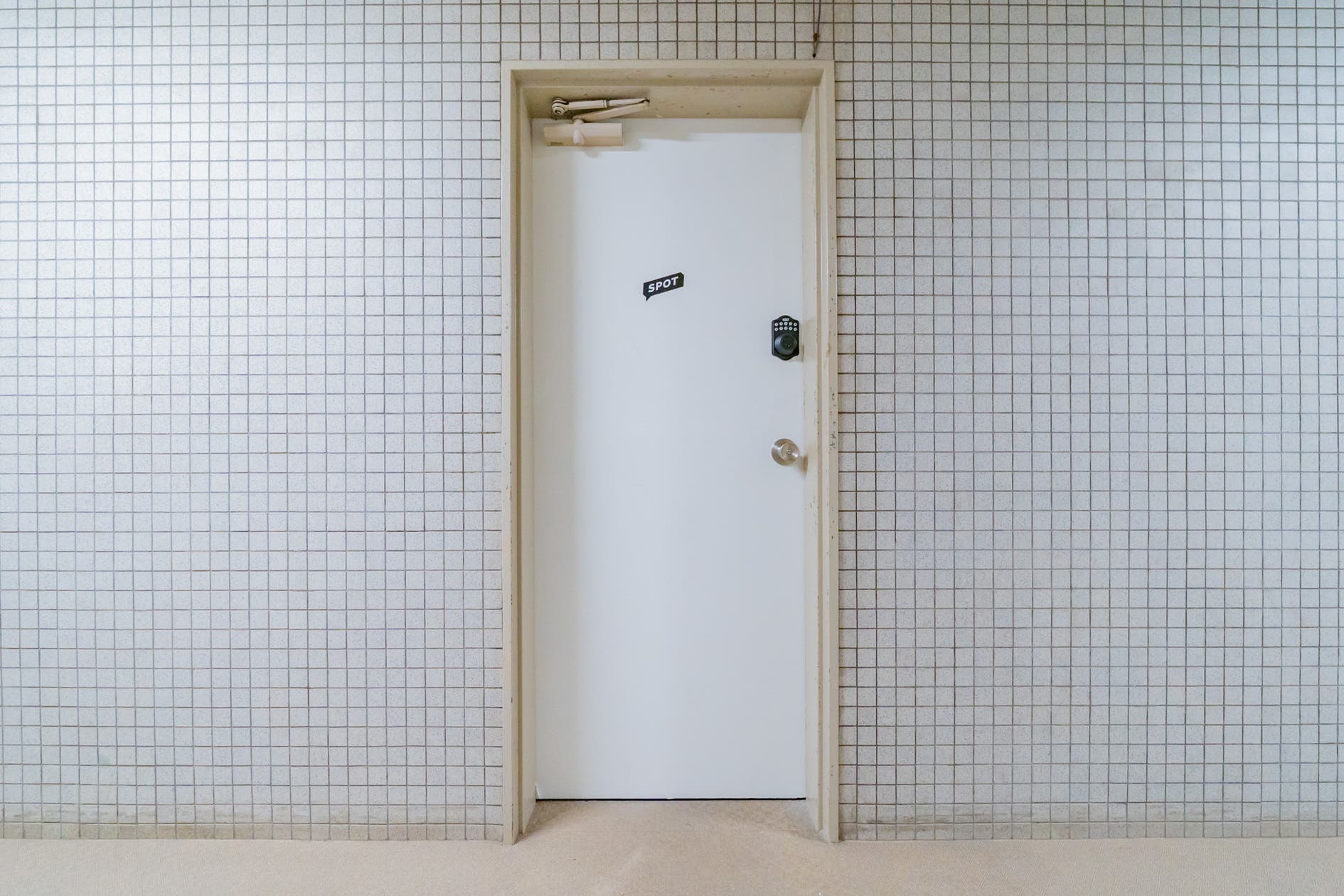 全席高級モニター・高級オフィスチェア完備。14名ワーク可能な天井高3m以上のデザイナーズオフィス。の写真10