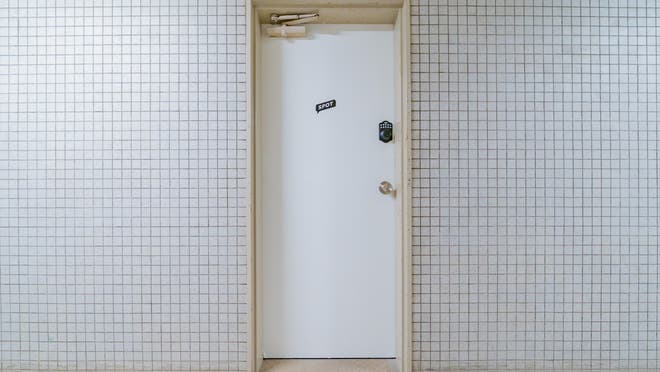 全席高級モニター・高級オフィスチェア完備。14名ワーク可能な天井高3m以上のデザイナーズオフィス。の写真10