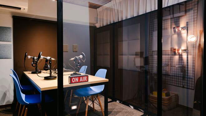ラジオ番組・ポッドキャスト・YouTube撮影に最適!港区白金の防音スタジオの写真1