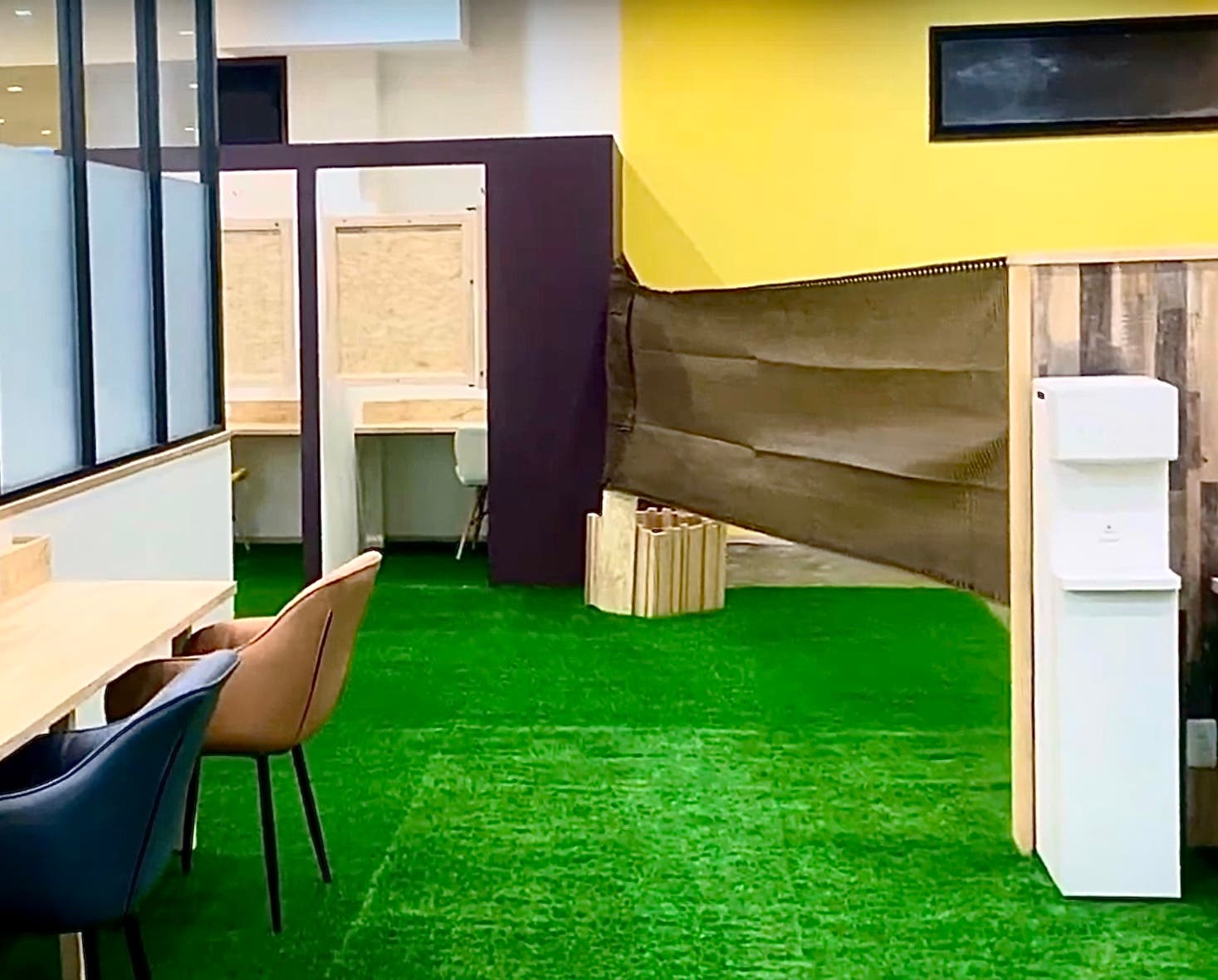 カメリアガーデン幸田内！最大2名利用OK✨ミーティング・勉強・作業に最適な個室空間🍔🥤飲食持ち込みOK＆大型駐車場無料！の写真3