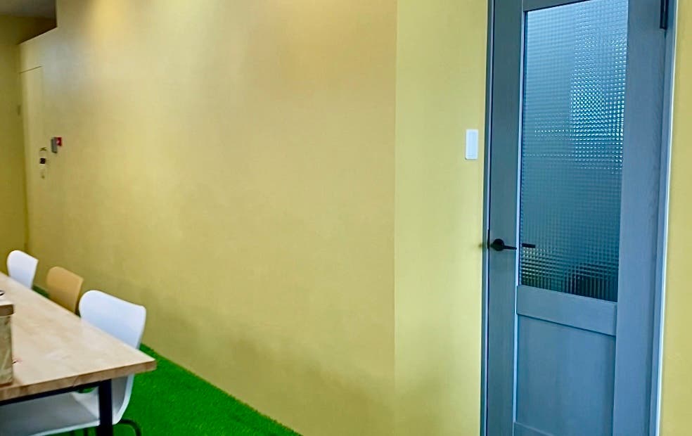 喜志駅徒歩すぐ！1名個室ブース✨周囲を気にせずオンライン会議💻勉強に集中できるあなた専用の空間🍔🥤飲食持ち込みOK！の写真2