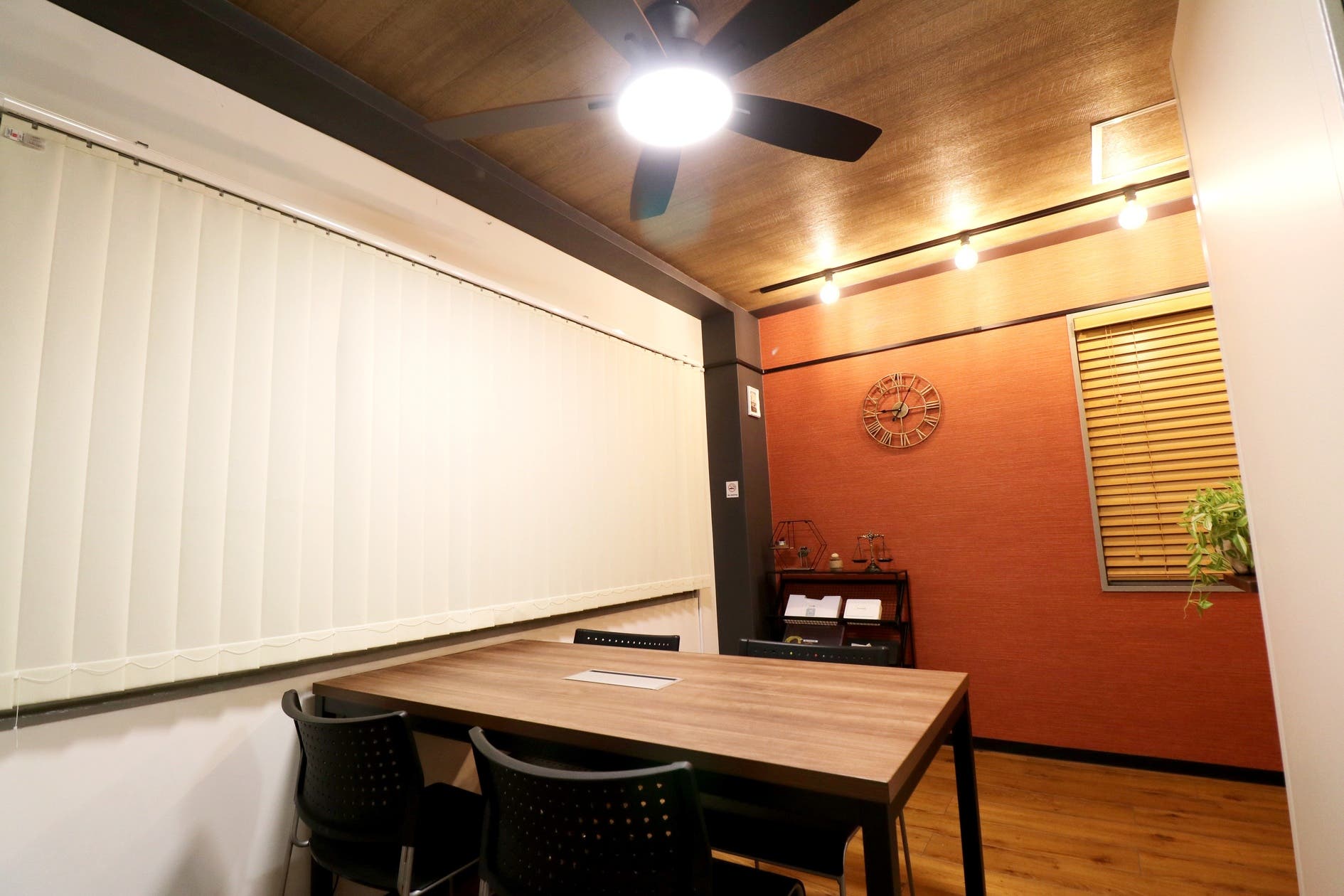 【浦和駅徒歩4分の防音室♪】防音TV会議・レッスン・音録りスタジオに♪浦わ防音部屋。の写真1