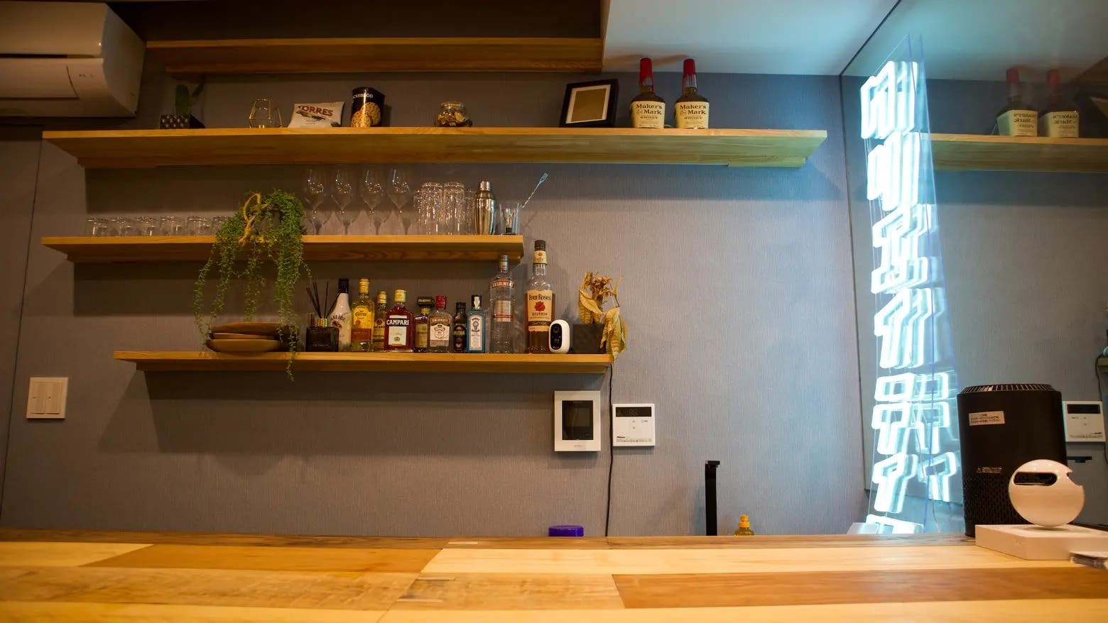 【恵比寿最安値！】オシャレなバー空間！個室なので気兼ねない飲み会に最適☺️一日店長やポーカー会にもおすすめ👌の写真2