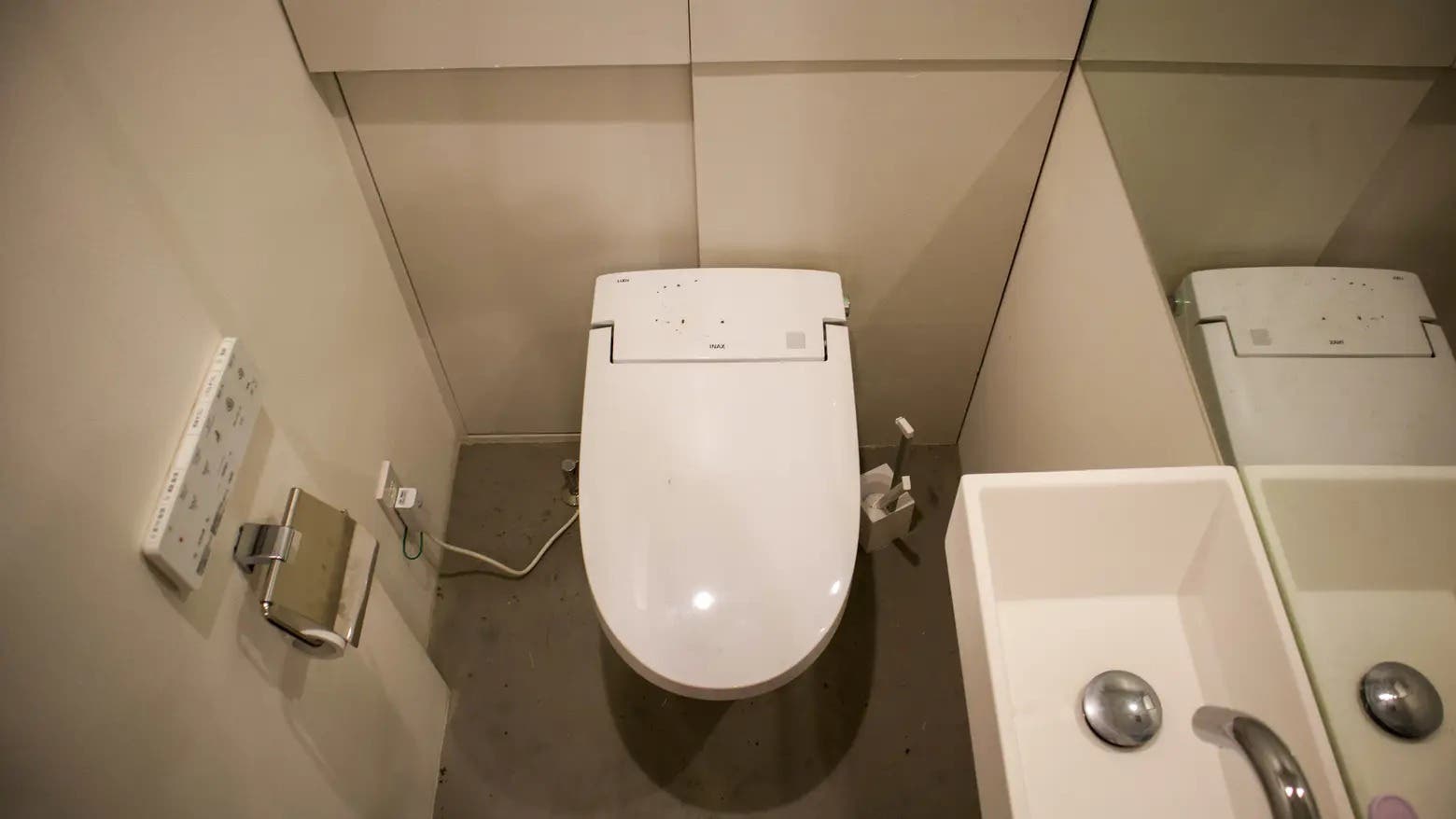 【恵比寿最安値！】オシャレなバー空間！個室なので気兼ねない飲み会に最適☺️一日店長やポーカー会にもおすすめ👌の写真3