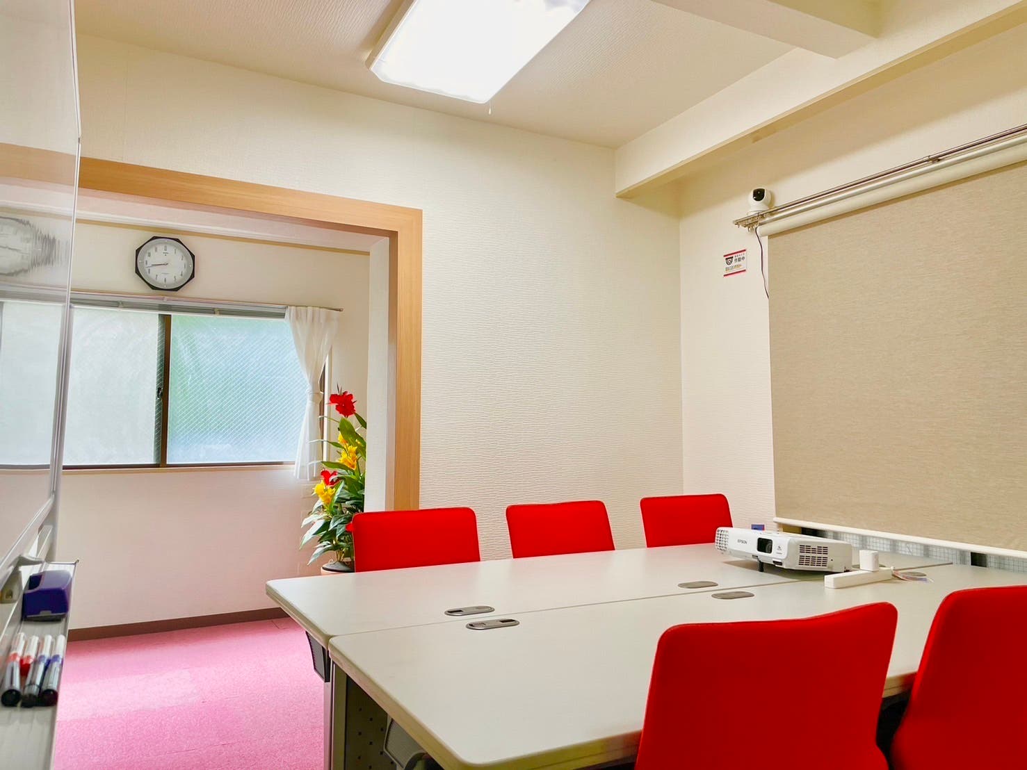 ＜写話室赤坂＞【オープニングキャンペーン✨】赤坂駅徒歩1分🚃完全個室✨Wi-Fi📶プロジェクタ🎥背景布/三脚/リングライトあり💡の写真1