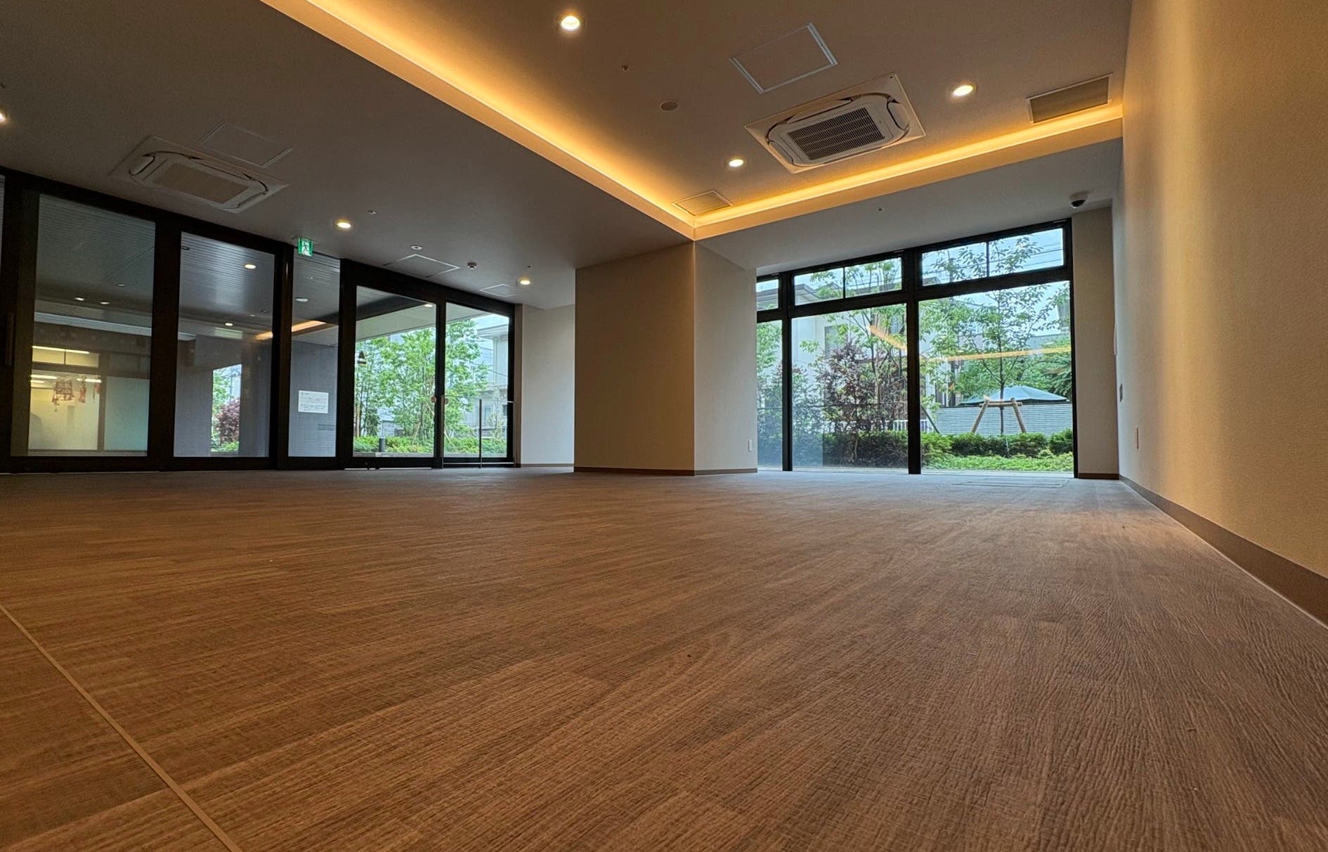 新築のとてもキレイなスペースです！大きな鏡も荷物棚も完備！の写真1