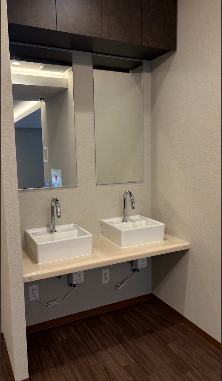 新築のとてもキレイなスペースです！大きな鏡も荷物棚も完備！の写真2