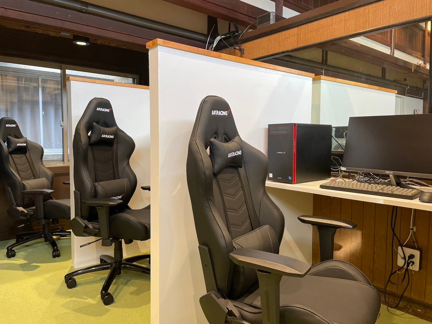 【関西空港駅から2駅】元銭湯のレトロな空間にゲーミングＰＣ完備！の写真1