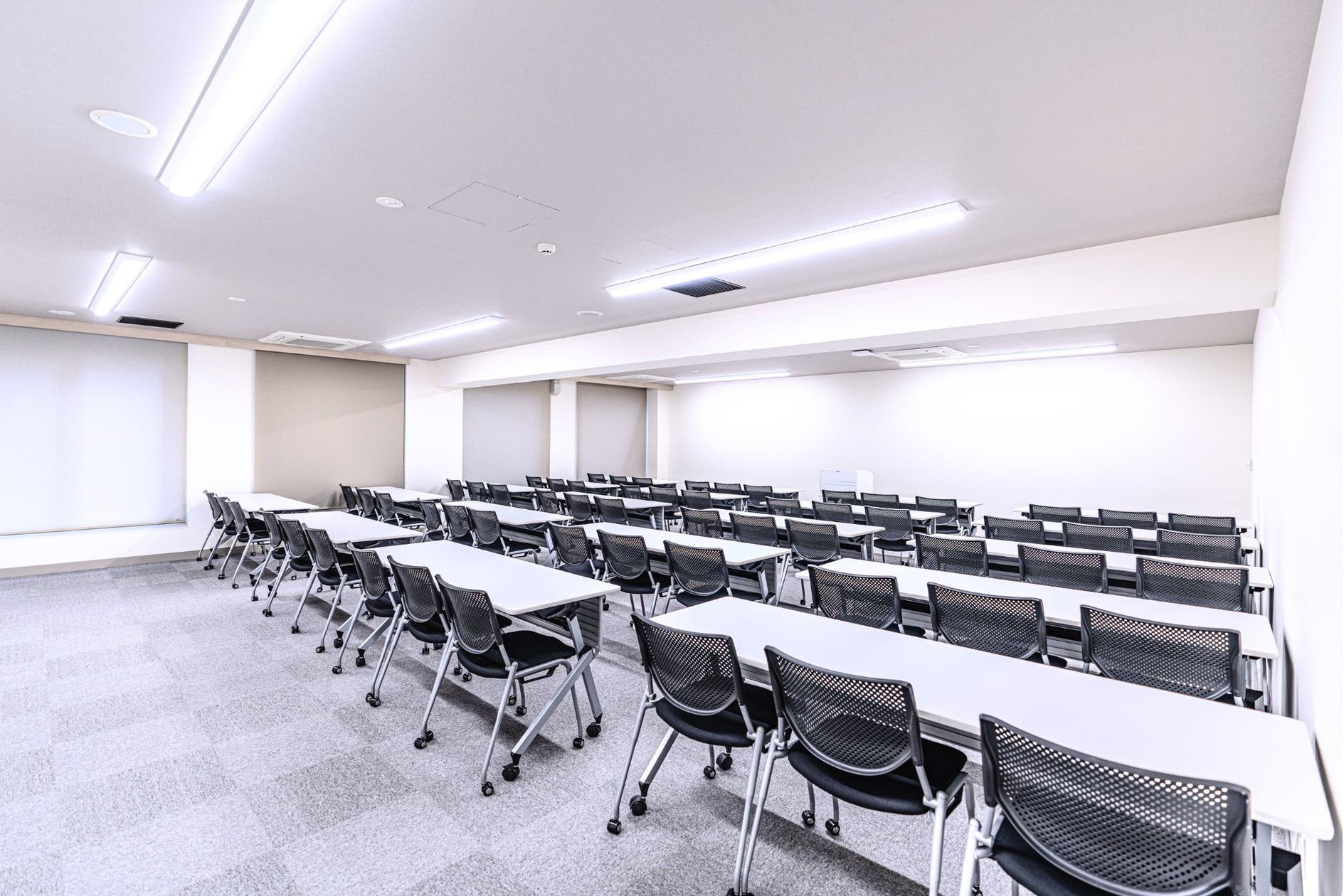 【銀座5分・新橋7分】最大収容人数60名の会議室｜ホワイトボード完備✨研修・試験・講演会・懇親会に｜N303の写真1