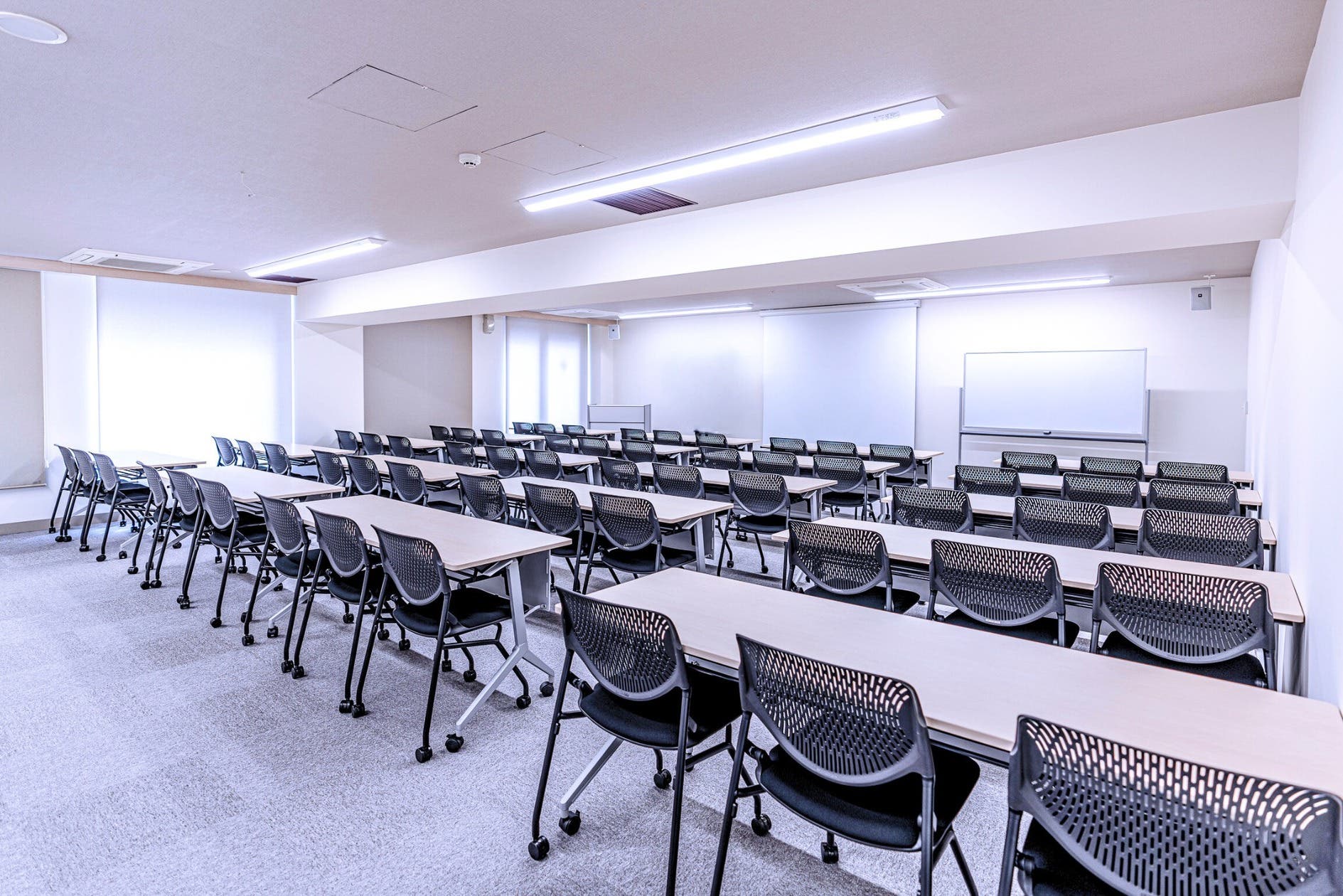 【銀座5分・新橋7分】最大収容人数60名の会議室｜プロジェクター完備✨研修・面接・商談・勉強会に｜N402の写真1