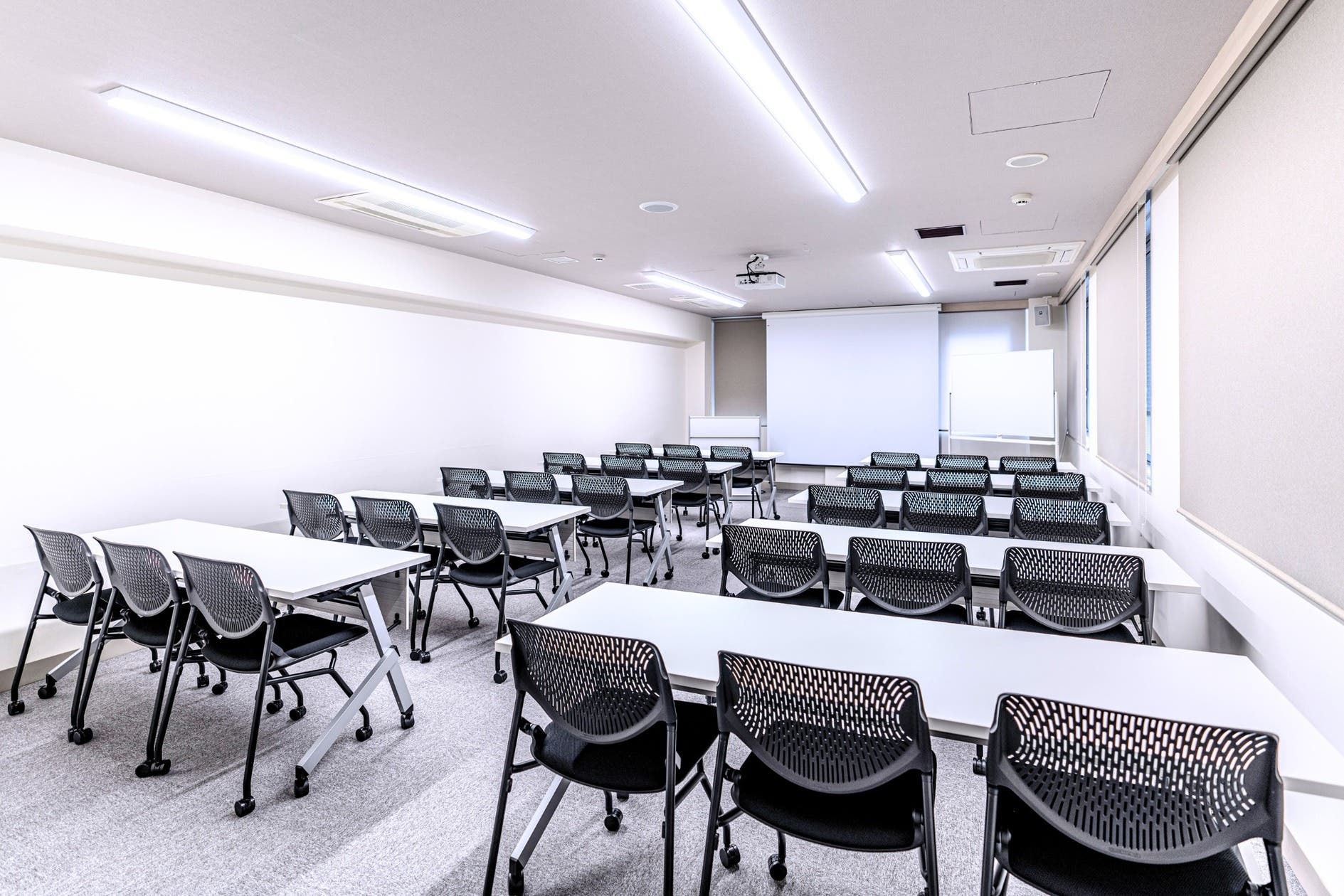 【銀座5分・新橋7分】最大収容人数30名の会議室｜プロジェクター完備✨研修・面接・商談・勉強会に｜N403の写真1