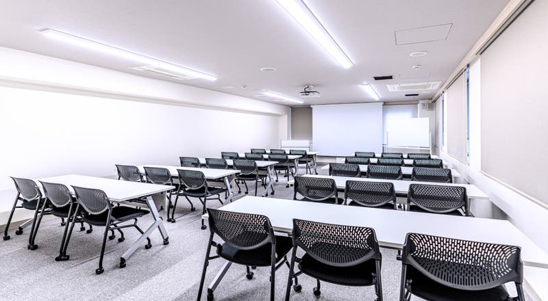 【銀座5分・新橋7分】最大収容人数30名の会議室｜プロジェクター完備✨研修・面接・商談・勉強会に｜N403