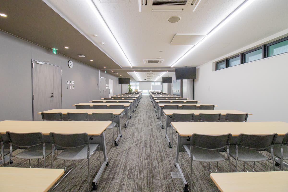 【博多駅2分！定員102名】プロジェクター・WiFi・マイク！ふれあい貸し会議室Premium トヨタレンタリース博多駅前A+Bの写真1