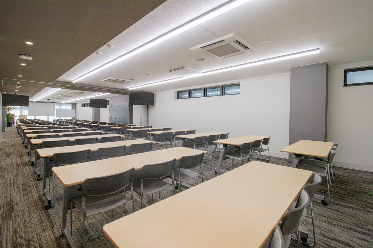 【博多駅2分！定員102名】プロジェクター・WiFi・マイク！ふれあい貸し会議室Premium トヨタレンタリース博多駅前A+Bの写真2