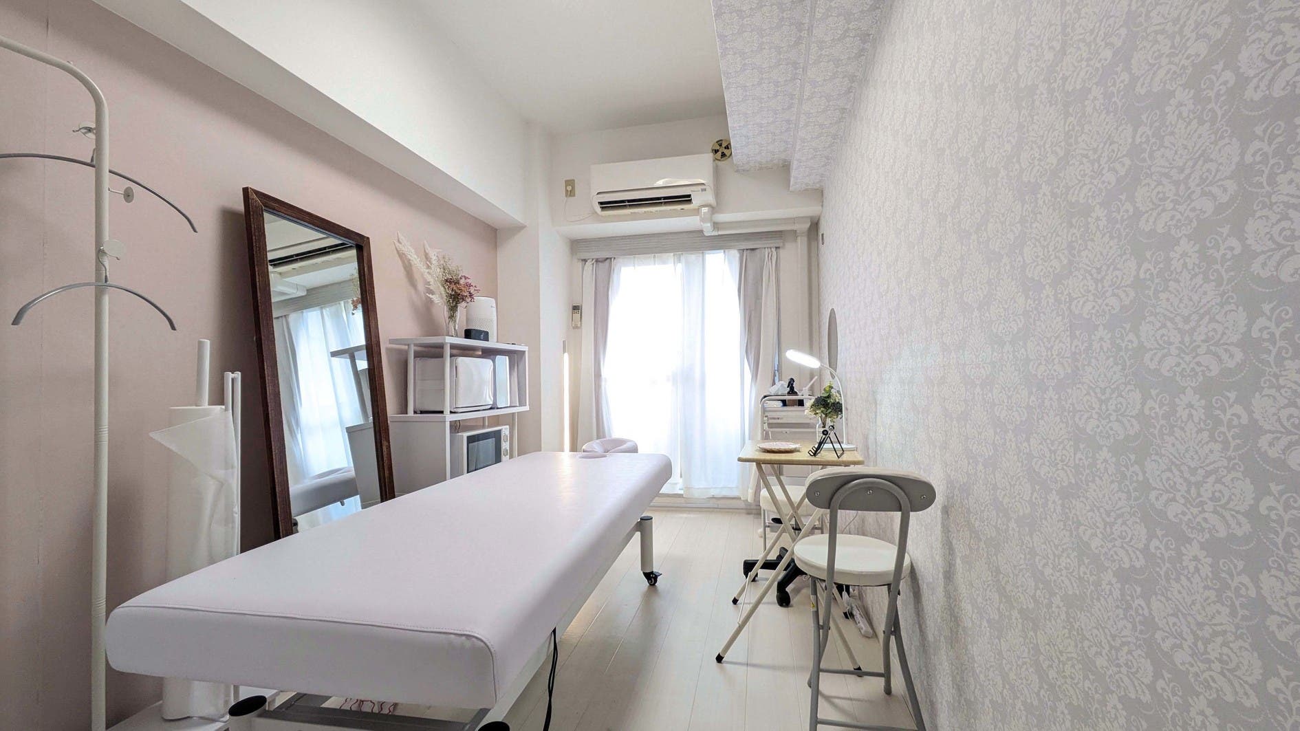 新宿三丁目駅徒歩3分✨完全個室の格安サロン|キャスター付電動昇降マットの写真1