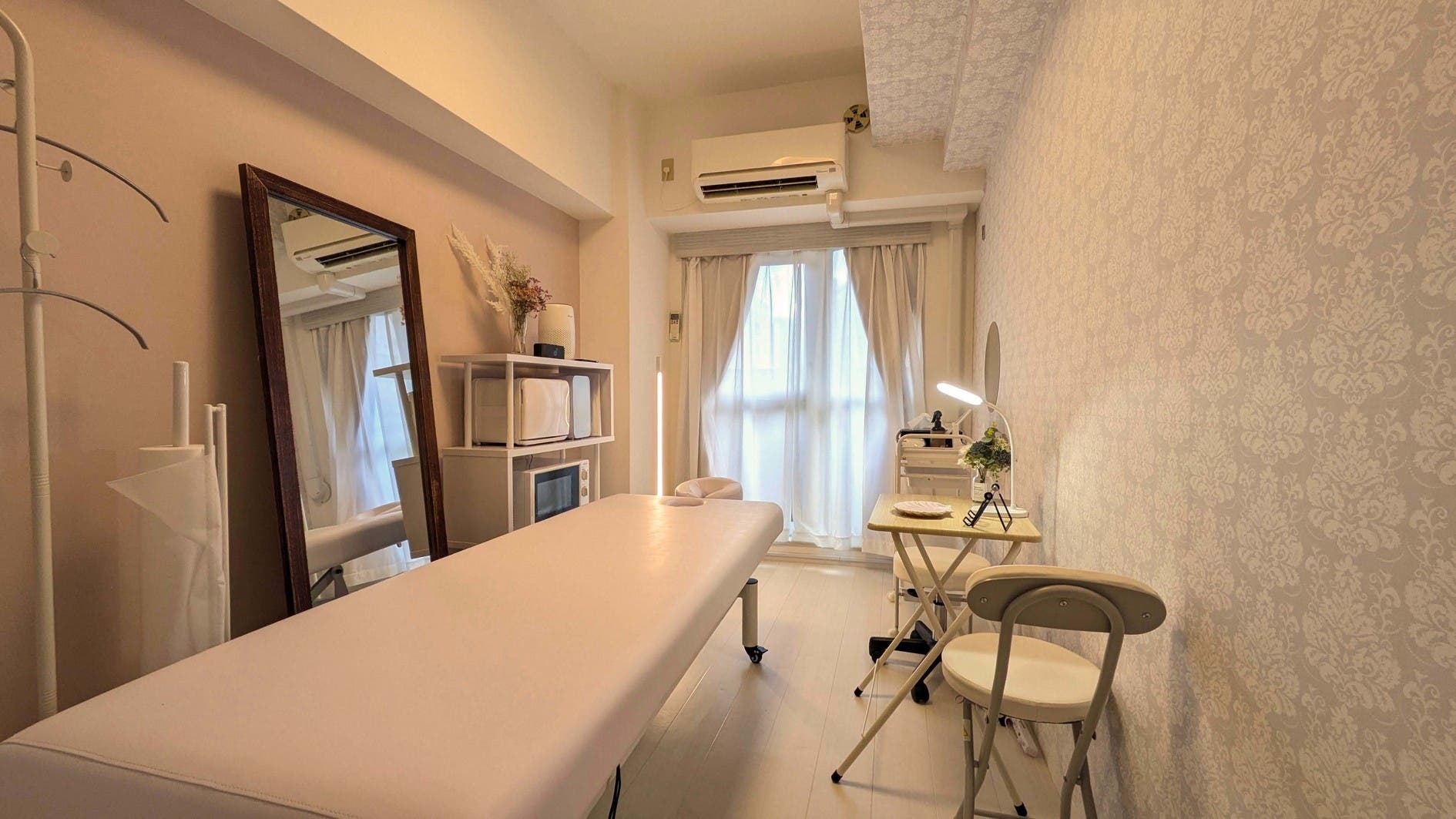 新宿三丁目駅徒歩3分✨完全個室の格安サロン|キャスター付電動昇降マットの写真2