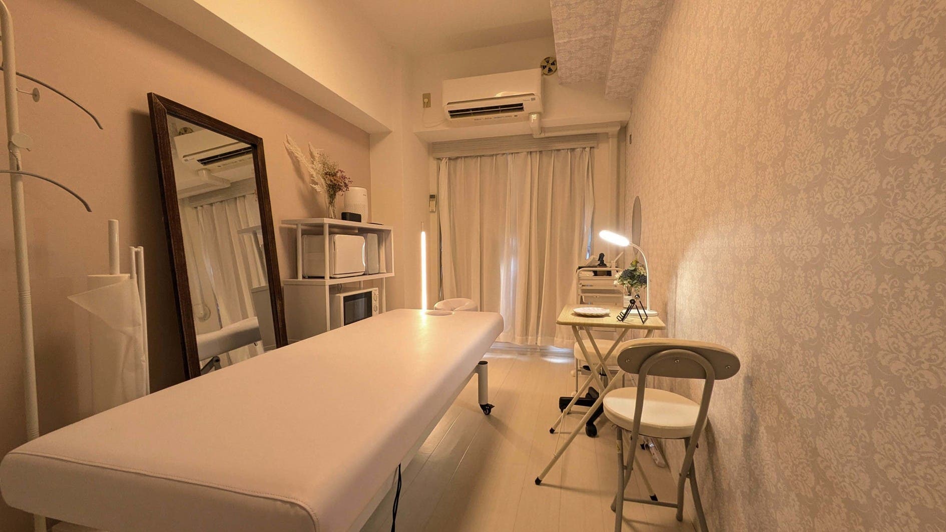 新宿三丁目駅徒歩3分✨完全個室の格安サロン|キャスター付電動昇降マットの写真3