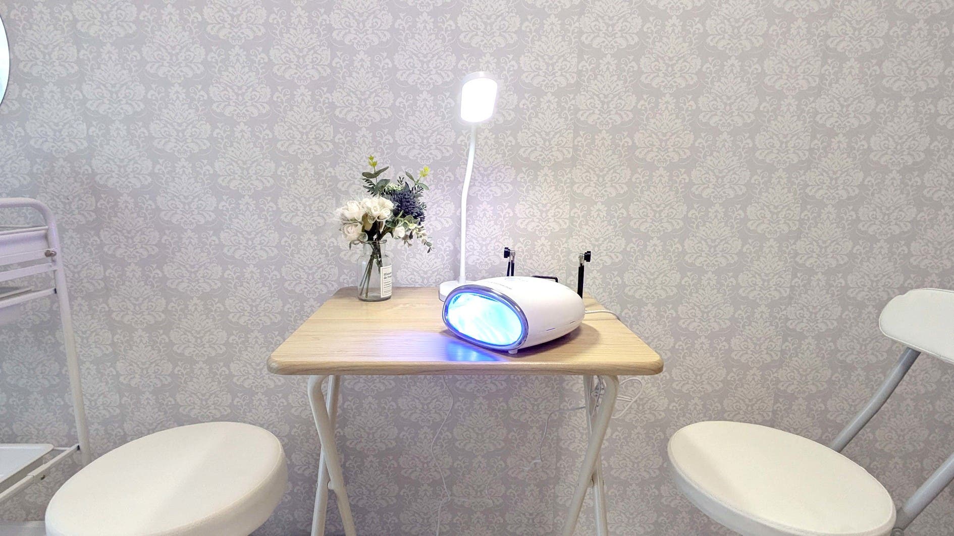 新宿三丁目駅徒歩3分✨完全個室の格安サロン|キャスター付電動昇降マットの写真10