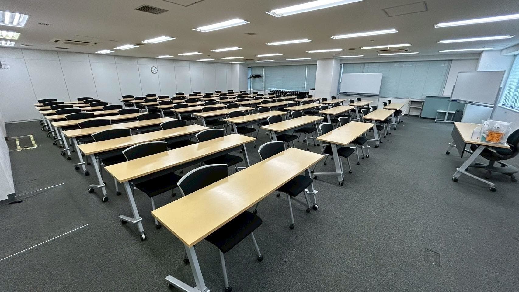 5階LL会議室【水道橋駅 6分】108名着席可能！会議・セミナーに最適な会議室☆無料Wi-Fiあり！の写真1