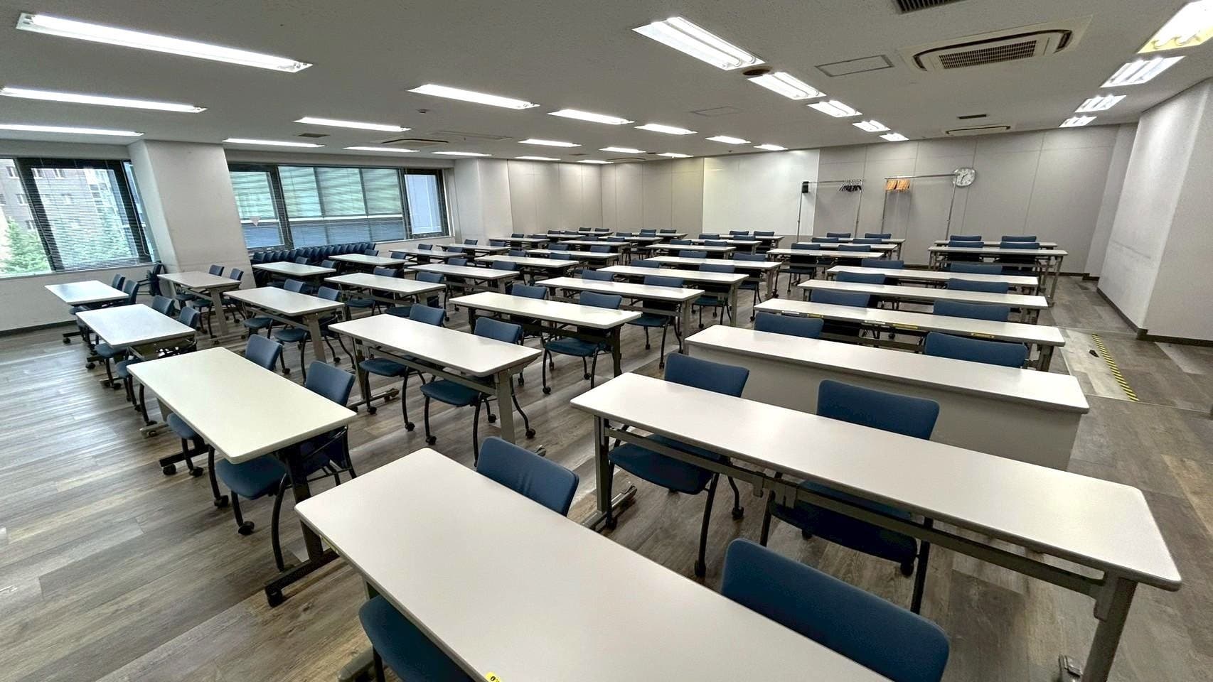 4階XL会議室【水道橋駅 6分】100名着席可能！会議・セミナーに最適な会議室☆無料Wi-Fiあり！の写真2