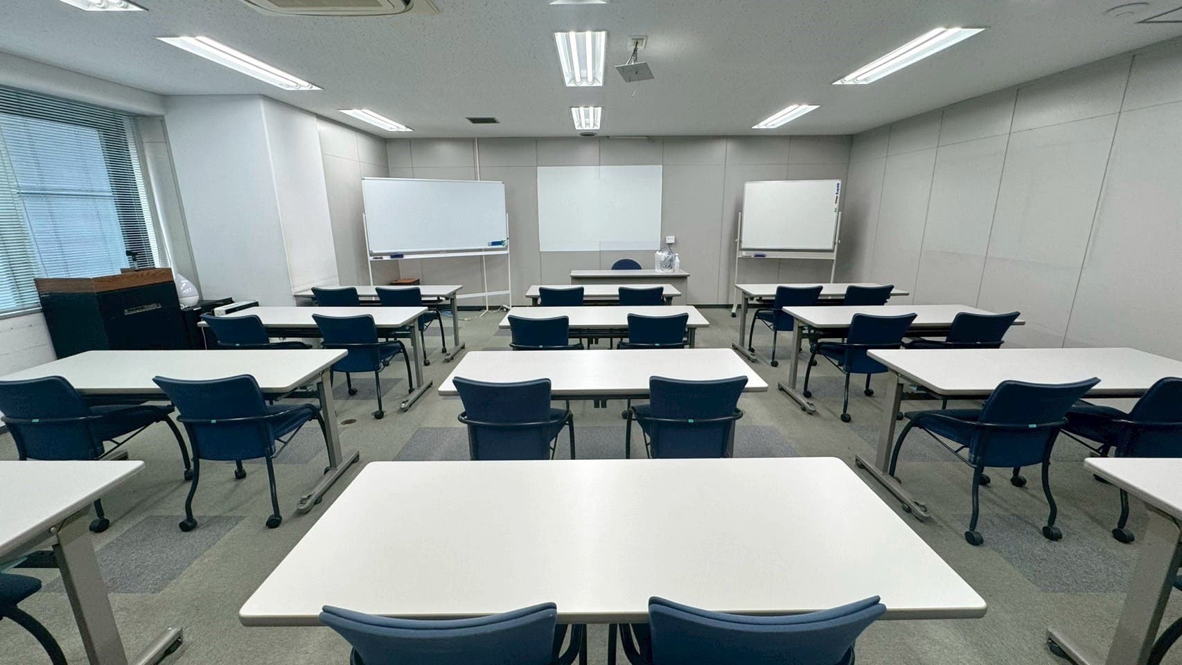 3階S会議室【水道橋駅 6分】24名着席可能！会議・打ち合わせに最適な会議室☆無料Wi-Fiあり！の写真1