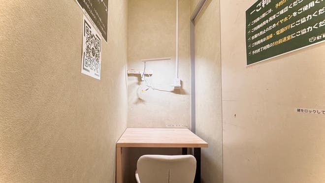 亀島駅徒歩5分!カフェ内オンラインブースで集中タイム♪会議・勉強・リモートワークに最適!の写真1