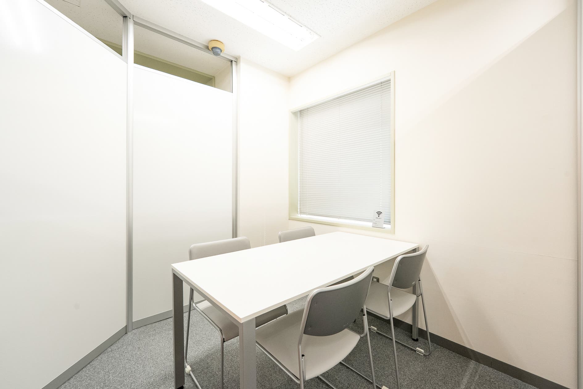 ⭐️【4名会議室】虎ノ門駅から徒歩1分⭐️スタッフ常駐のため安心してご利用いただけます！✨Wi-Fi有りの写真1