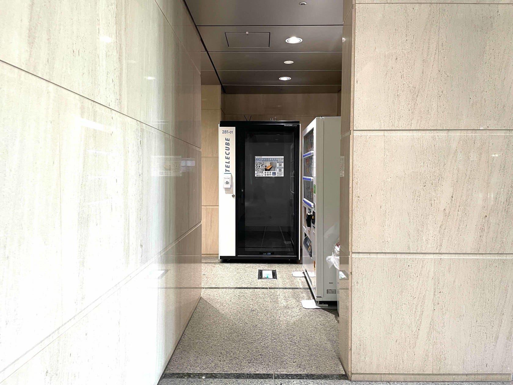 【テレキューブ】後楽森ビルの個室型ワークブース（281-01）です。視線と音を遮る、プライベートな集中環境。の写真1
