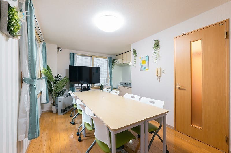 ⭐21番出口から4分！最大14名利用可！⭐55型モニタ/光回線/WiFi/FireTV/施術台2台全無料の写真1