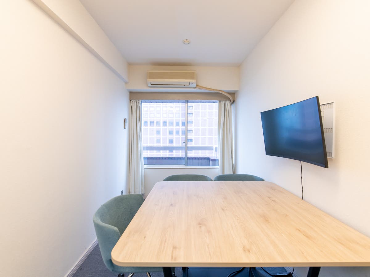 JR新宿駅徒歩4分｜新宿西口駅徒歩2分｜最大5名｜会議、商談、勉強会、ボードゲーム、レッスン、休憩の利用に最適！の写真3