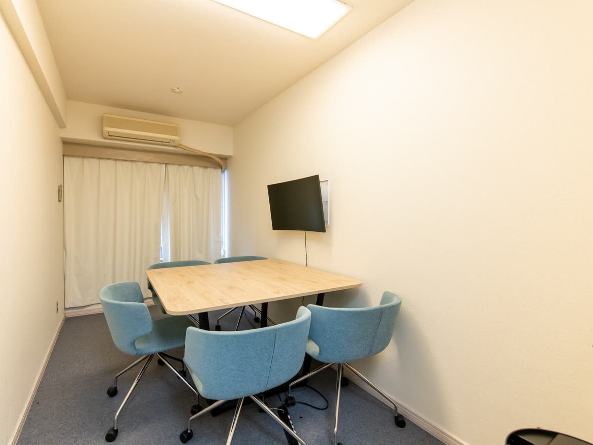 JR新宿駅徒歩4分｜新宿西口駅徒歩2分｜最大5名｜会議、商談、勉強会、ボードゲーム、レッスン、休憩の利用に最適！の写真4