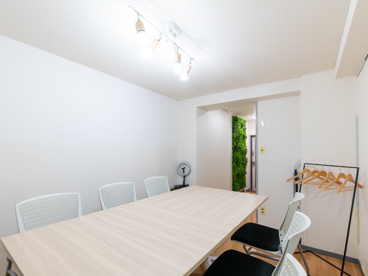 JR池袋駅徒歩3分｜最大6名｜会議、商談、勉強会、ボードゲーム、レッスン、休憩の利用に最適！の写真1