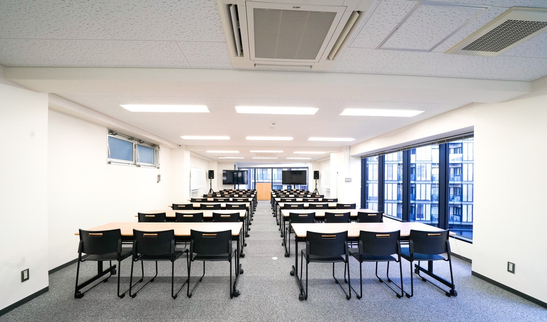 渋谷駅徒歩3分！宮益坂沿いに位置する貸会議室(4F-A)の写真1