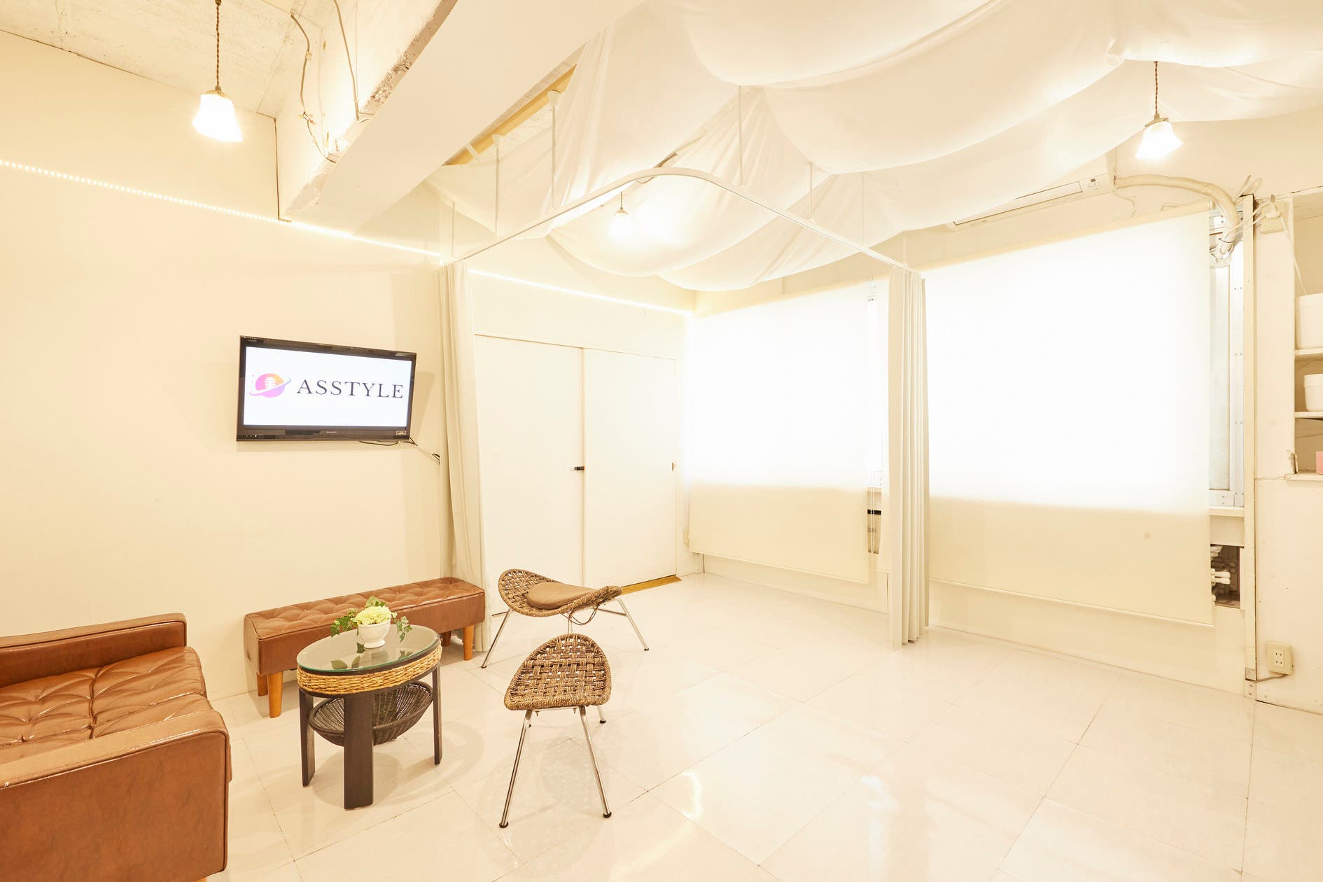 ⭐️ソファ有🌈エステベット2台⭐️エステやカウンセリングにぴったり！の写真1