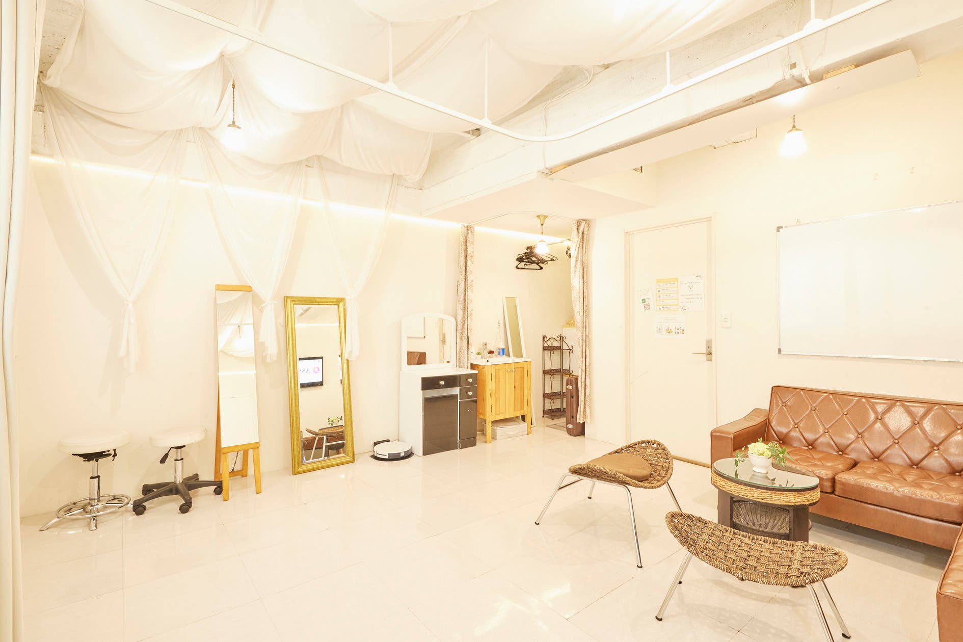 ⭐️ソファ有🌈エステベット2台⭐️エステやカウンセリングにぴったり！の写真2