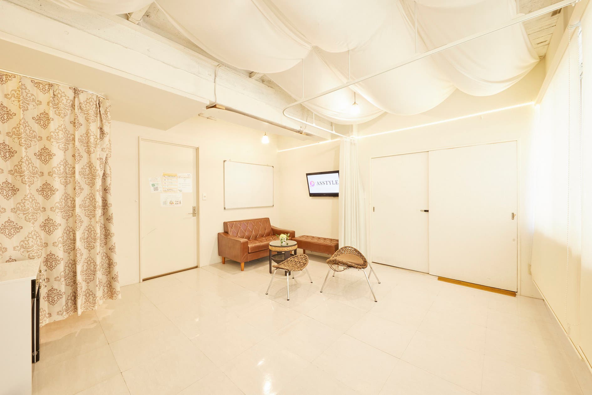 ⭐️ソファ有🌈エステベット2台⭐️エステやカウンセリングにぴったり！の写真4