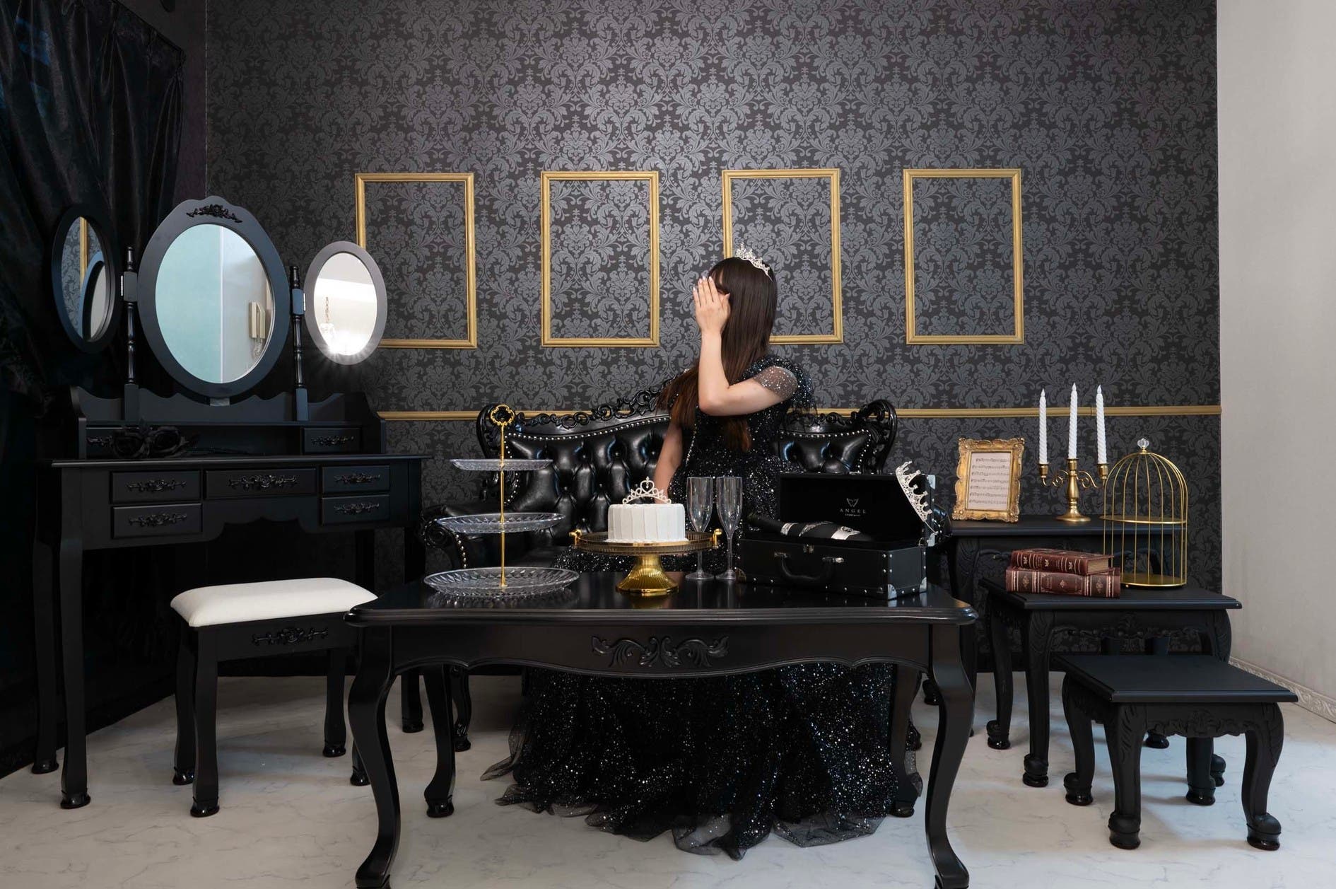 🎉北千住駅近💖選べる4面背景(黒/白/ピンク/水色)🎀ドレス有｜47インチモニター｜推し活生誕祭｜ポートレート｜商用の写真1