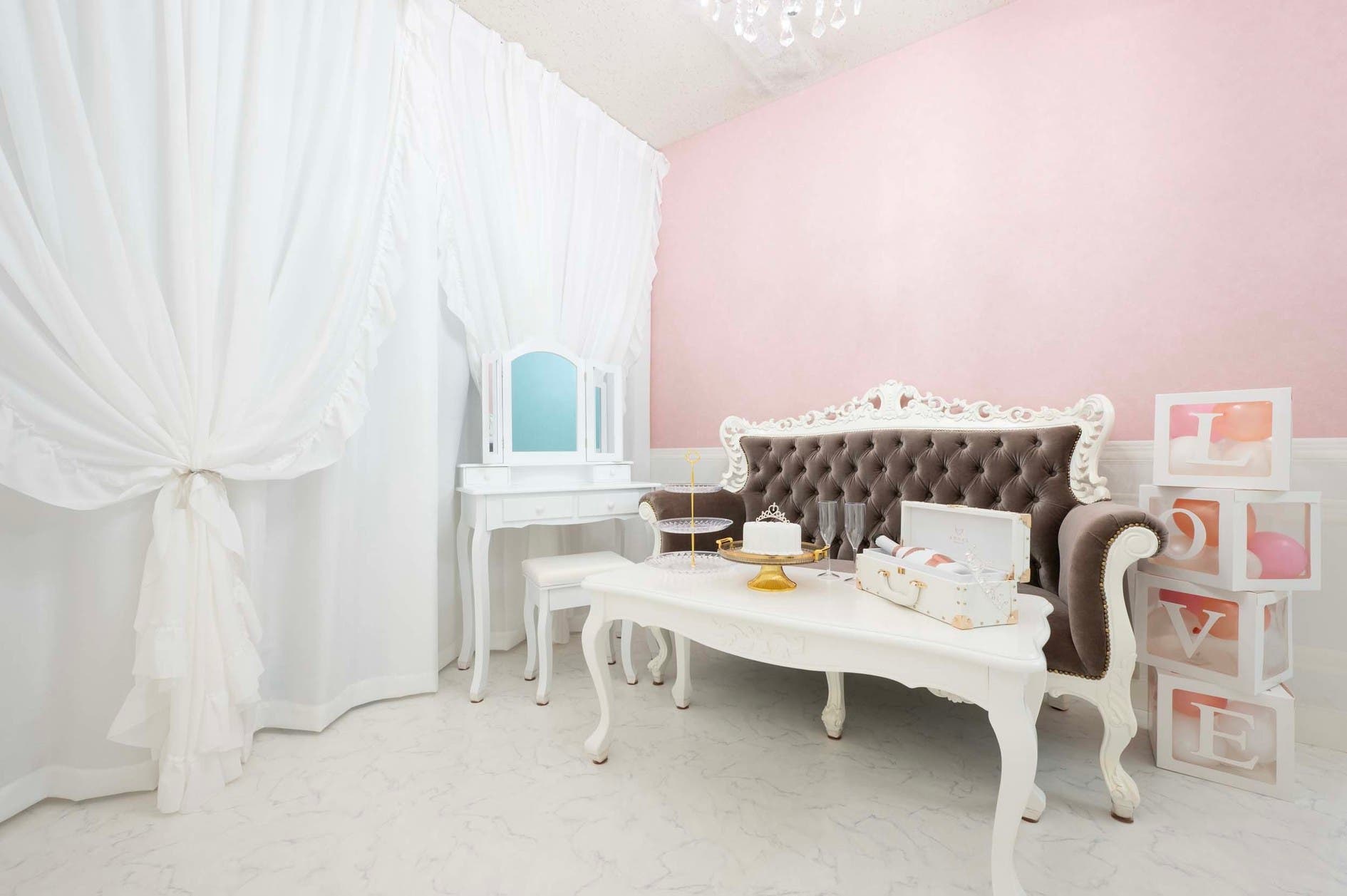 🎉北千住駅近💖選べる4面背景(黒/白/ピンク/水色)🎀ドレス有｜47インチモニター｜推し活生誕祭｜ポートレート｜商用の写真4