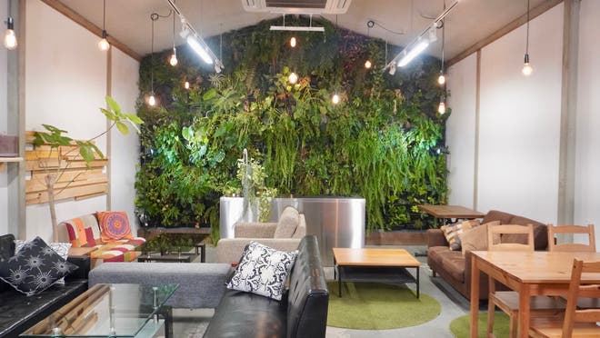 西大橋駅徒歩4分 四ツ橋徒歩8分 / 交流会や忘年会などで人気 / 20名以上のご利用可 / 緑をテーマしたキッチン付きスペースの写真1