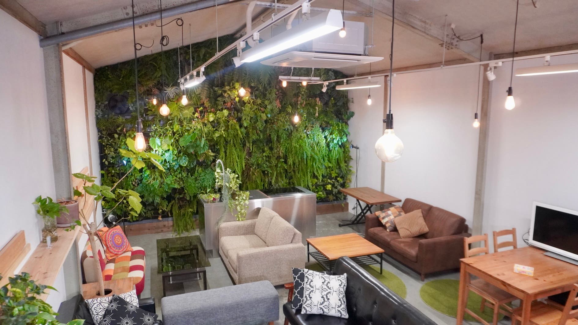 西大橋駅徒歩4分 四ツ橋徒歩8分 / 交流会や忘年会などで人気 / 20名以上のご利用可 / 緑をテーマしたキッチン付きスペースの写真2