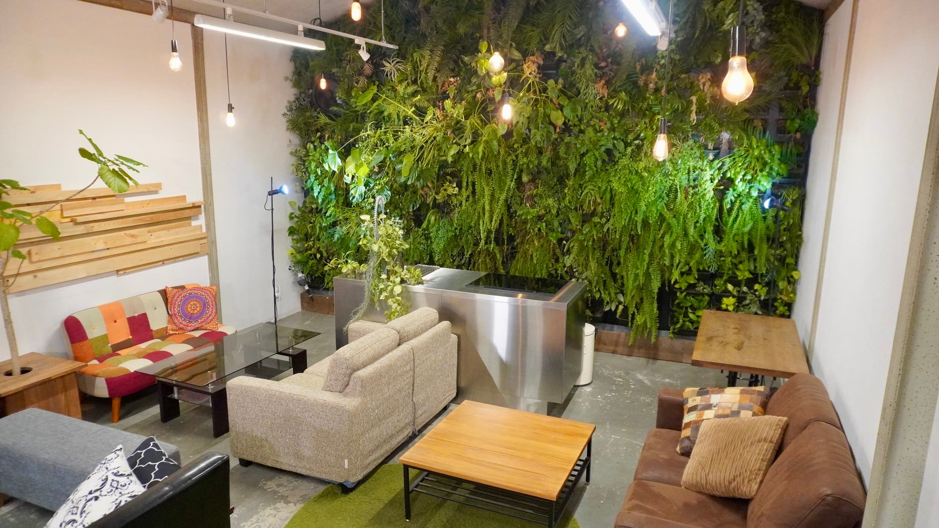 西大橋駅徒歩4分 四ツ橋徒歩8分 / 交流会や忘年会などで人気 / 20名以上のご利用可 / 緑をテーマしたキッチン付きスペースの写真3