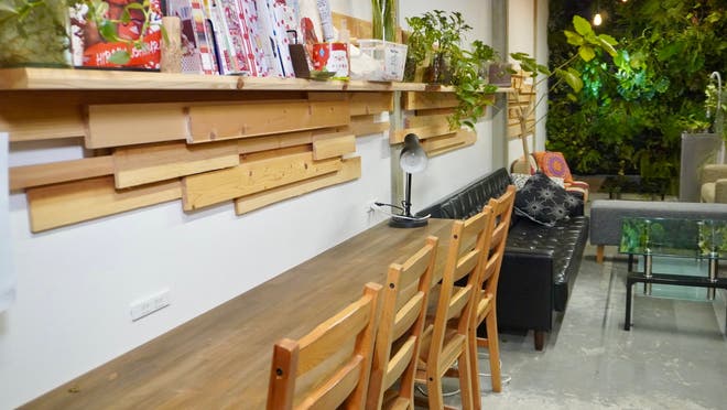 西大橋駅徒歩4分 四ツ橋徒歩8分 / 交流会や忘年会などで人気 / 20名以上のご利用可 / 緑をテーマしたキッチン付きスペースの写真5