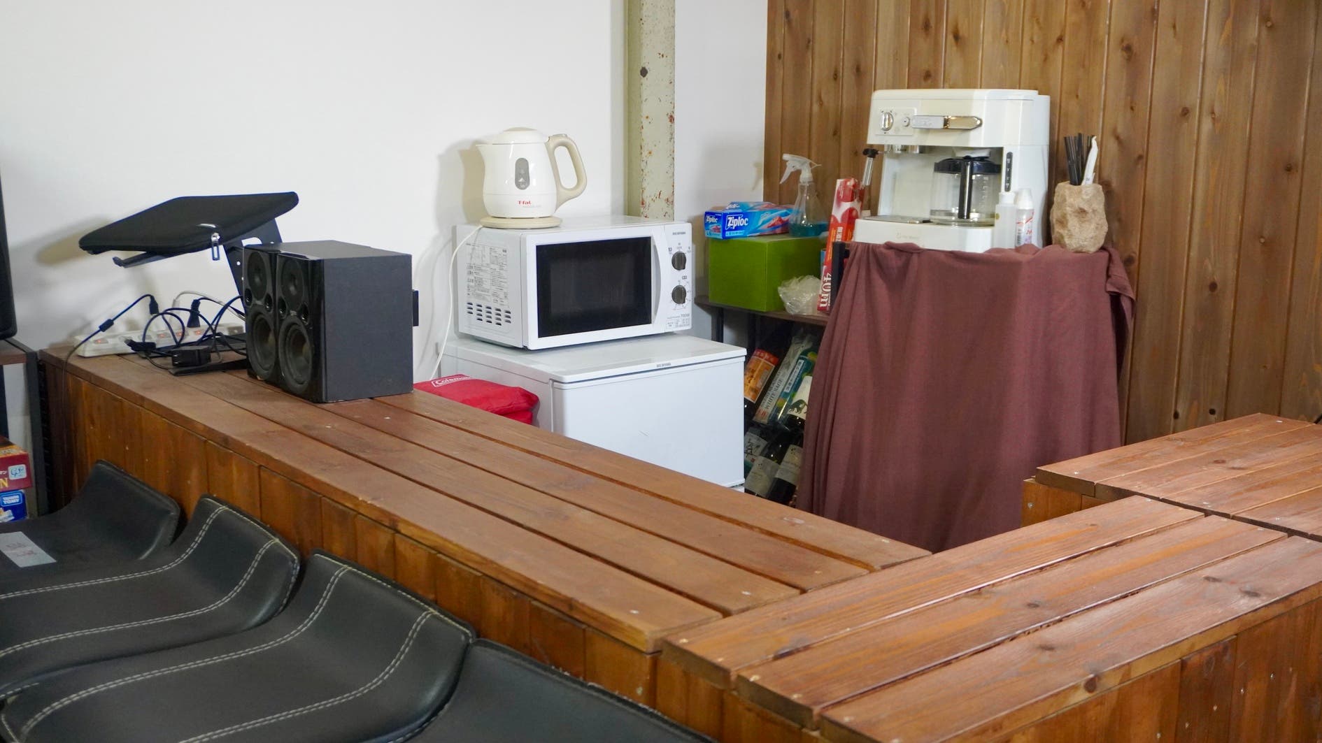 西大橋駅徒歩4分 四ツ橋徒歩8分 / 交流会や忘年会などで人気 / 20名以上のご利用可 / 緑をテーマしたキッチン付きスペースの写真6