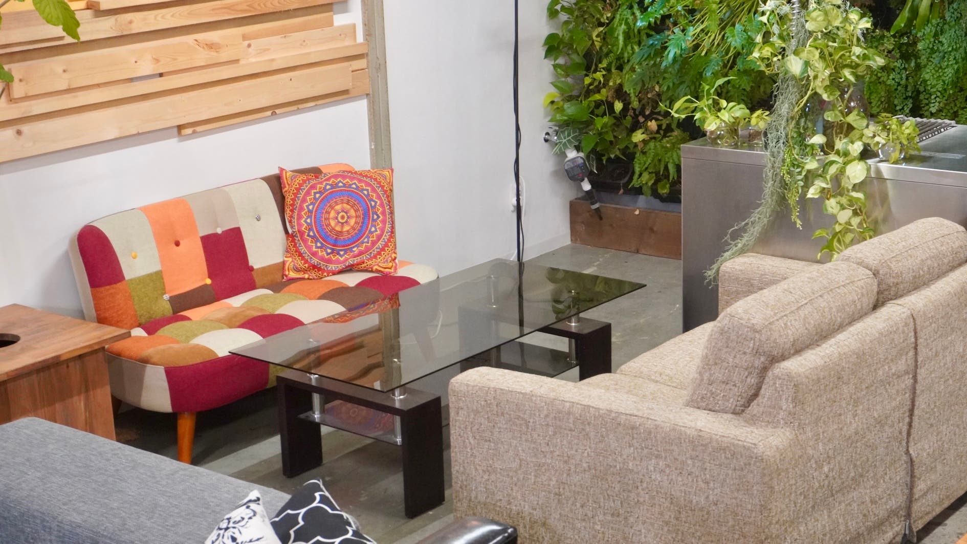 西大橋駅徒歩4分 四ツ橋徒歩8分 / 交流会や忘年会などで人気 / 20名以上のご利用可 / 緑をテーマしたキッチン付きスペースの写真8